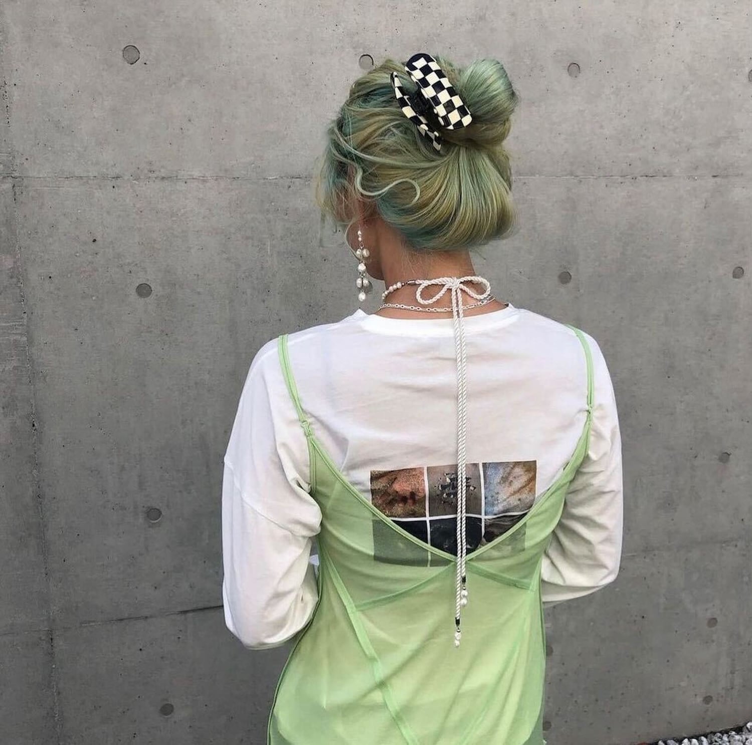 Medium Checker Hair Claw Clip In Black + White | Cosmopolitan Shop